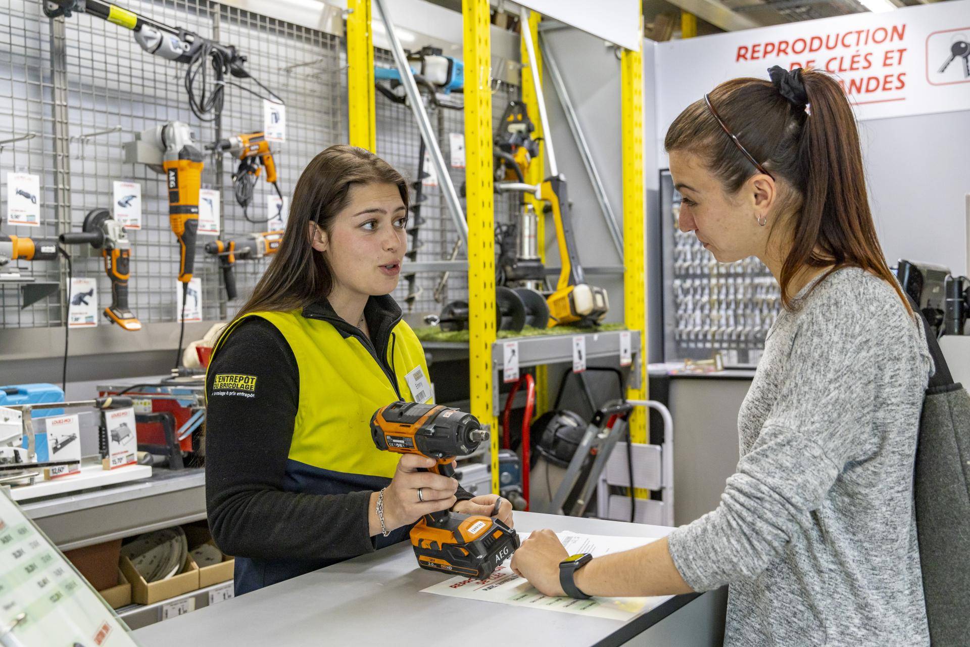 Une journée avec Cindy, hôtesse de service client à L'Entrepôt du ...